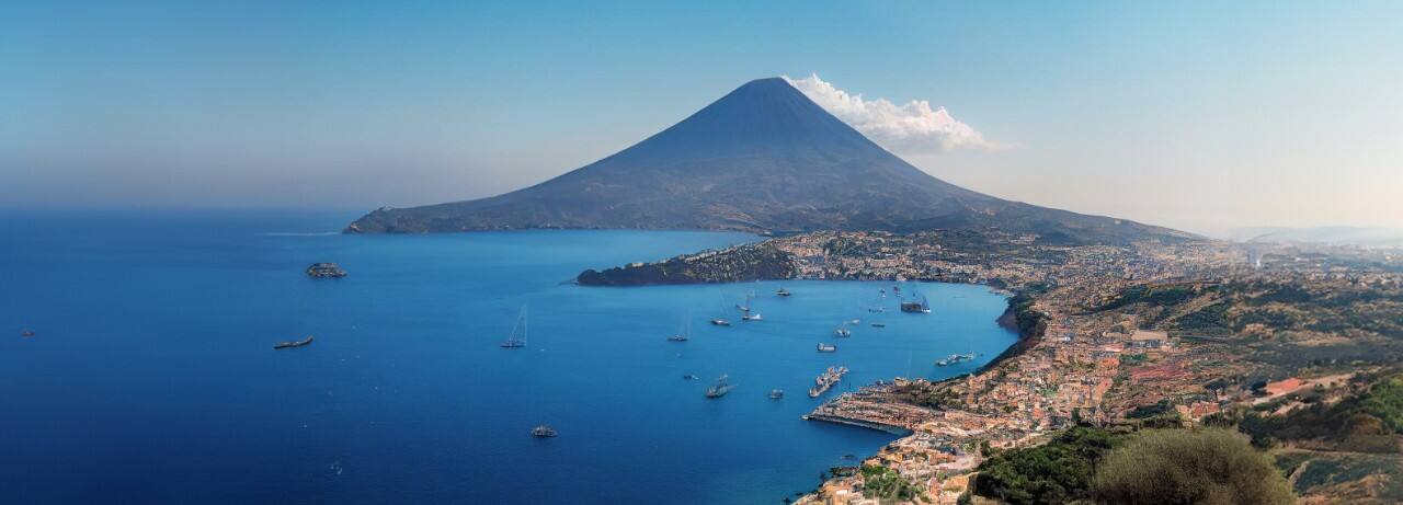 Cruises To Scenic cruising: Passeer het Isola di Stromboli: uitzicht op ...